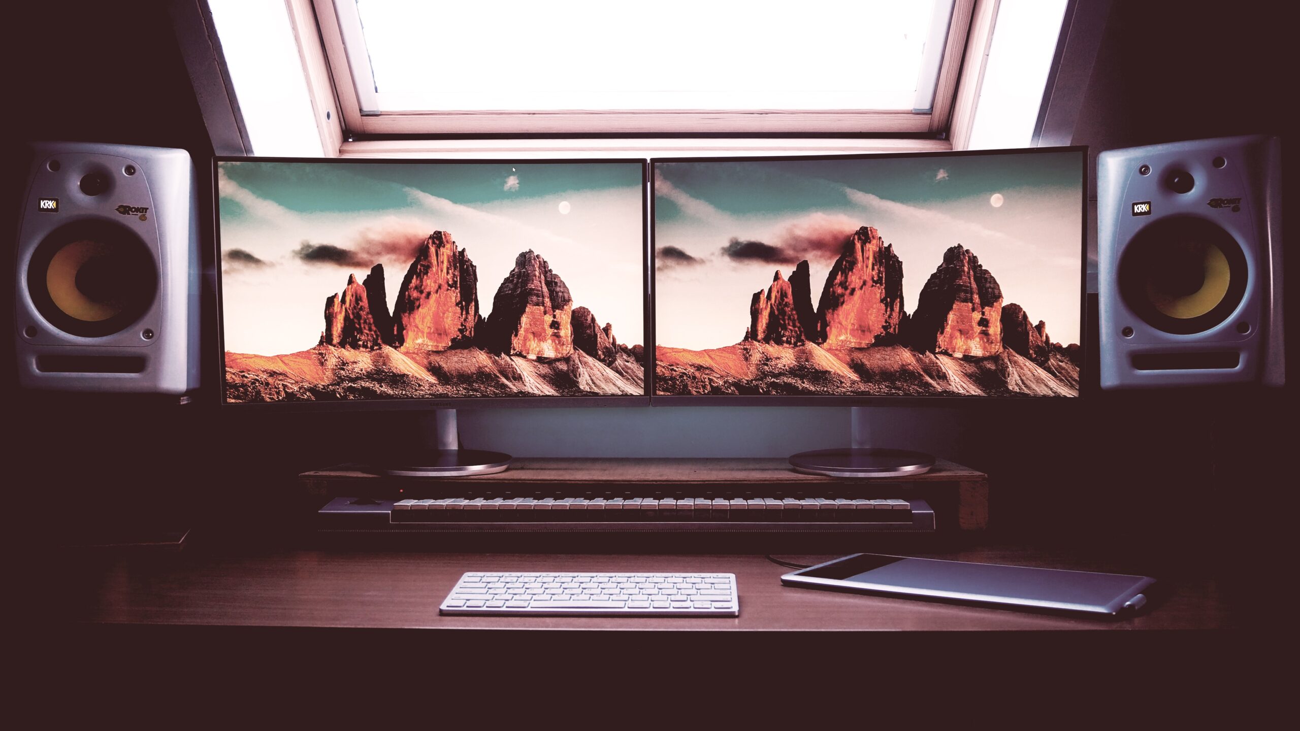 Handy Tips to Optimize a Dual-Monitor Setup for the Best Experience ...